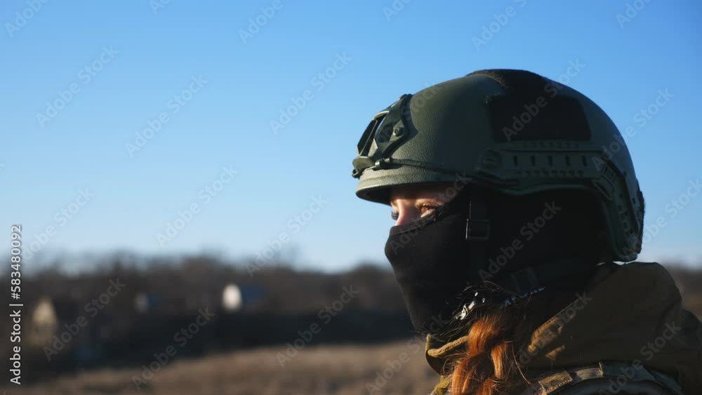 Vidéo Stock Dolly shot of ukrainian army woman in helmet and balaclava ...
