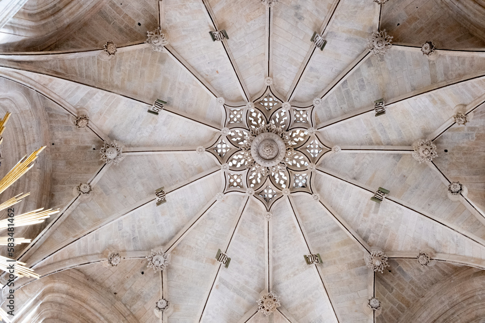 Bóveda estrellada en el tejado de la Catedral de Burgos con preciosos ...