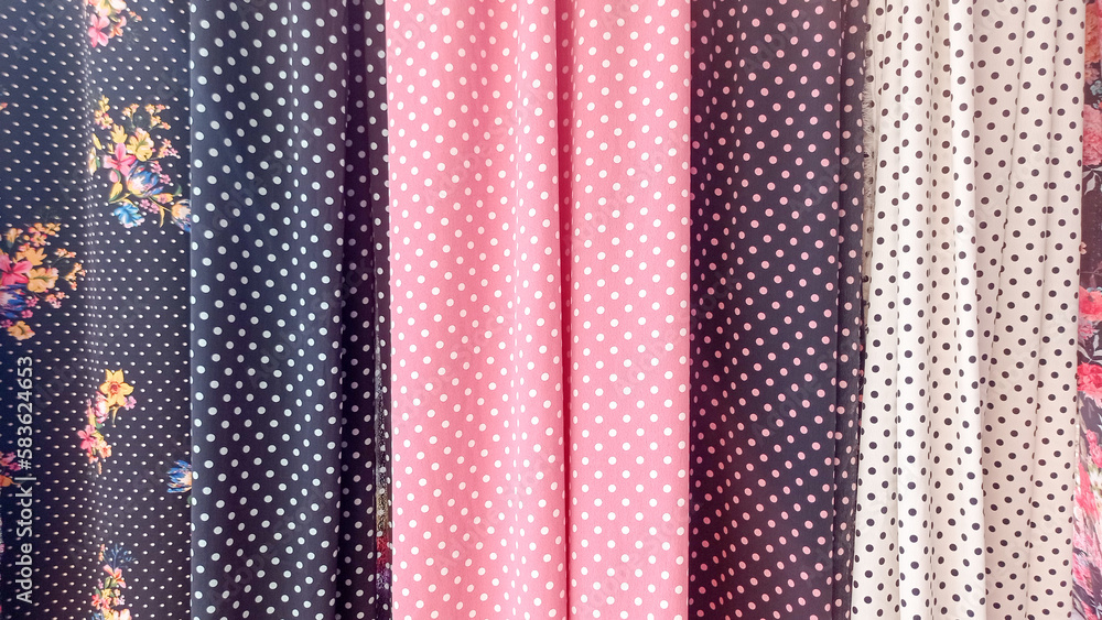 Foto de muestrario de varias telas estampadas para diseño de moda y ...