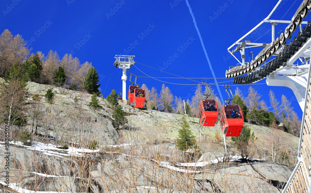 Foto de Gondola lift to the glacier Mer de Glace ("Sea of Ice"). Mont ...