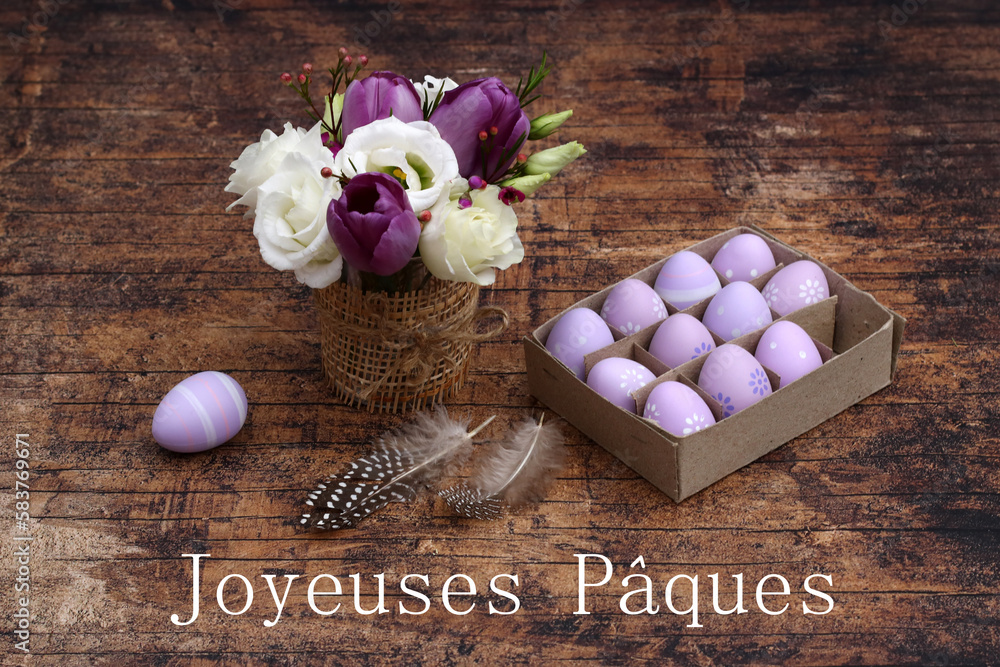 Décoration de Pâques avec des fleurs, des oeufs de Pâques et le texte ...