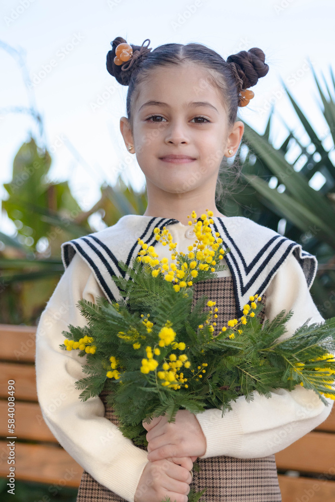 Foto de Adorable smiling little girl. Child girl hold big bouquet of ...