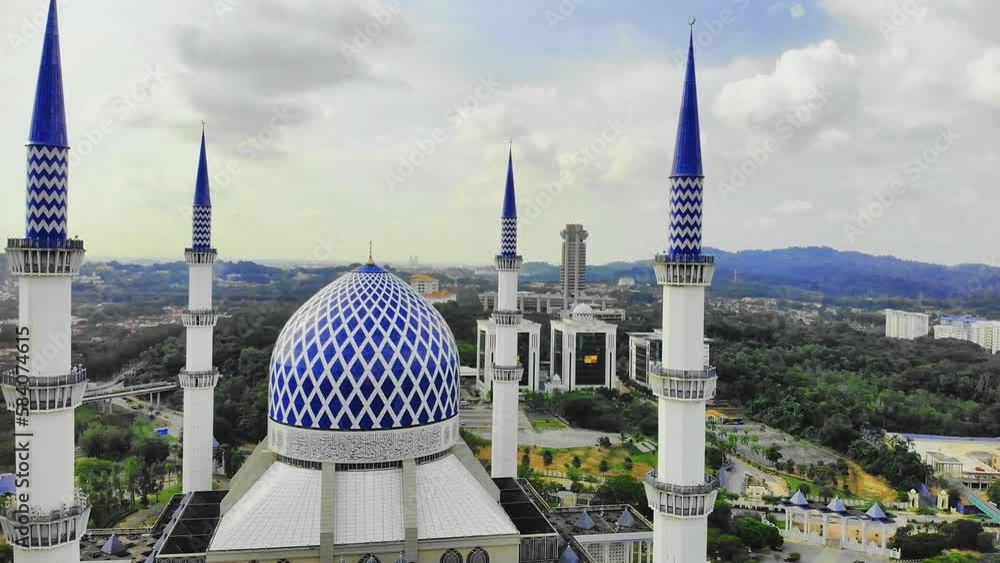 Masjid Sultan Salahuddin Abdul Aziz Shah - The Blue Mosque. Biggest ...