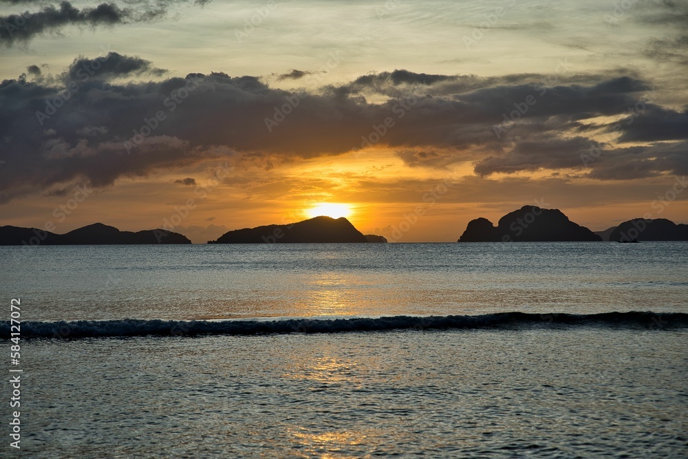 Picturesque sunset at the sea of El Nido, Palawan in the Philippines ...