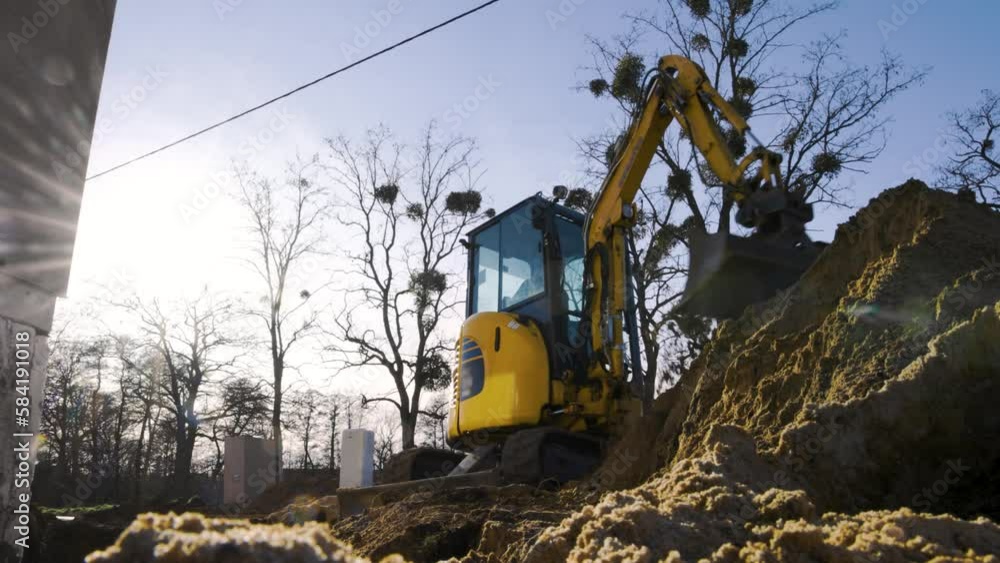 Mini excavator at work next to a large dirt pile 素材庫影片 | Adobe Stock