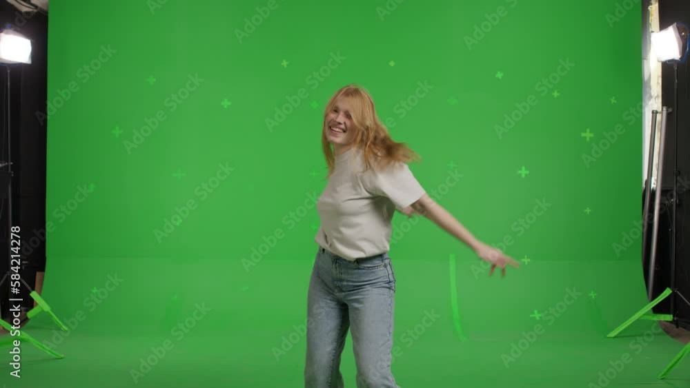 Vidéo Stock Young woman dancing on a green screen background. Girl ...