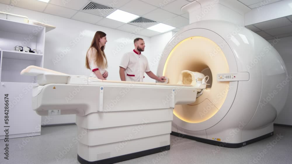 Vidéo Stock In a medical laboratory, a female radiologist and a male ...