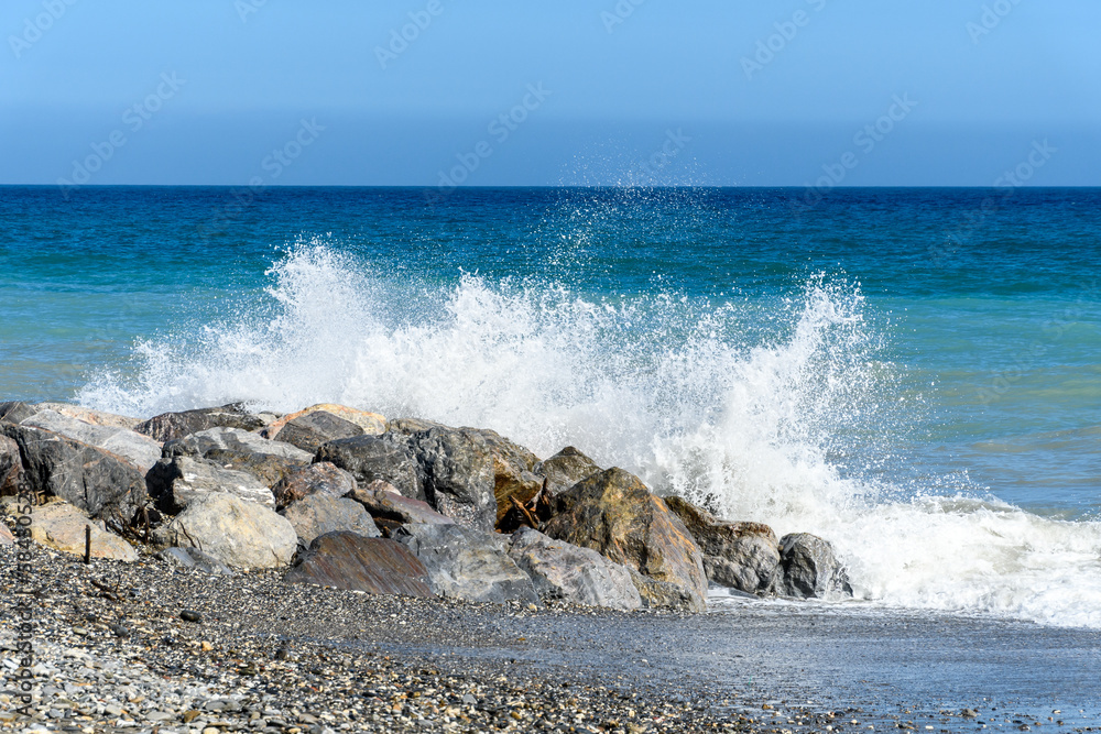 spruzzi 02 - onde marine che si infrangono sugli scogli sollevando ...