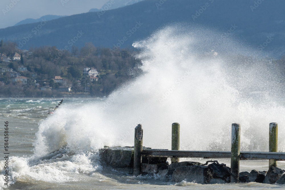 les embruns de la grosse vague sur la jetèe, vent fort lac Léman Stock ...