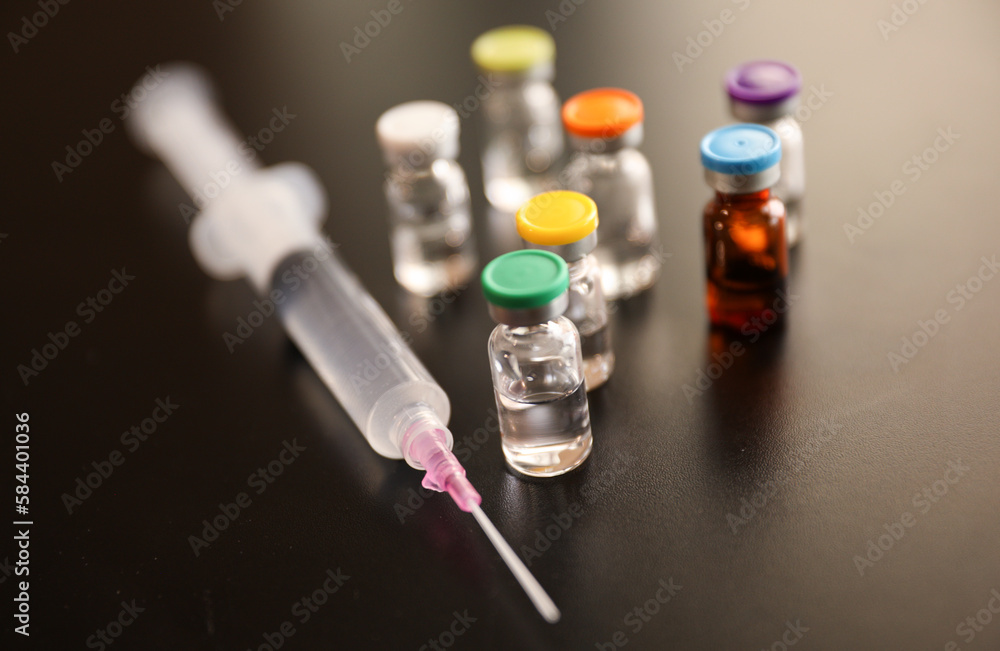 Foto Stock color medication glass bottle with syringe for hospital ...