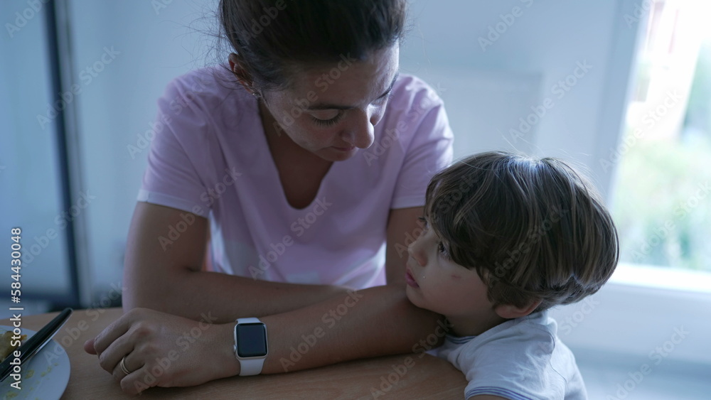 Foto Stock Mother educating child misbehavior. Small boy feeling guilty ...