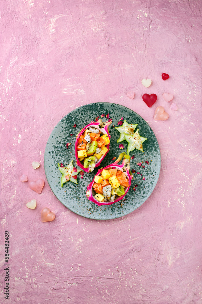 Foto de Traditional Valentines Day fruit salad with exotic fruit pieces ...