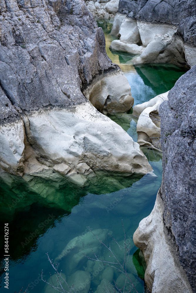une rivière et ses rochers blancs au fond d'un ravin à un niveau trés ...