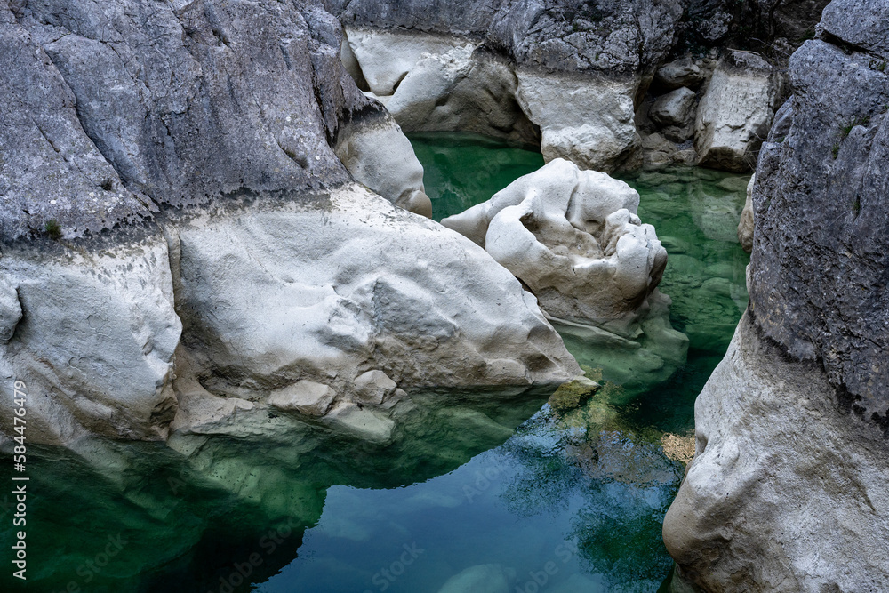 une rivière verte et ses rochers blancs au fond d'un ravin à un niveau trés bas de sécheresse ...
