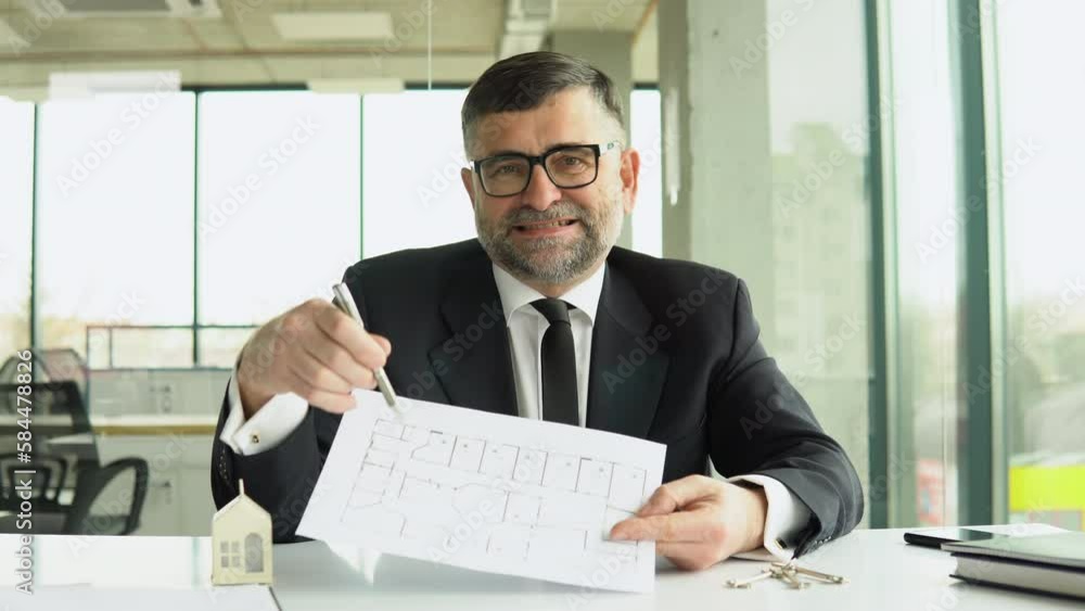 Vidéo Stock Friendly senior business agent or broker present plan for ...