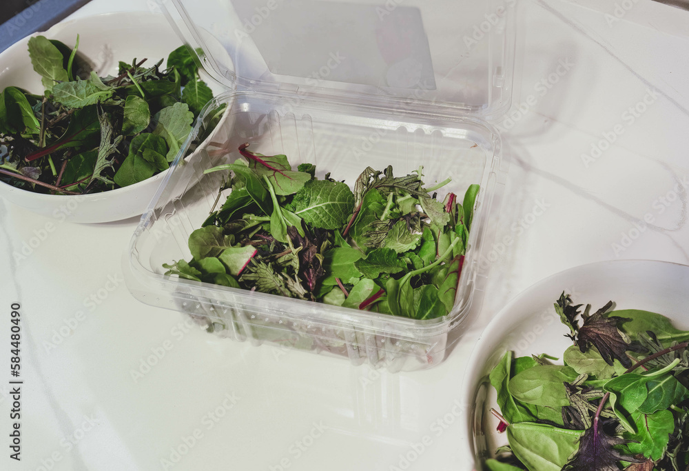 Foto de organic mixed greens with spinach, kale and chard have been ...