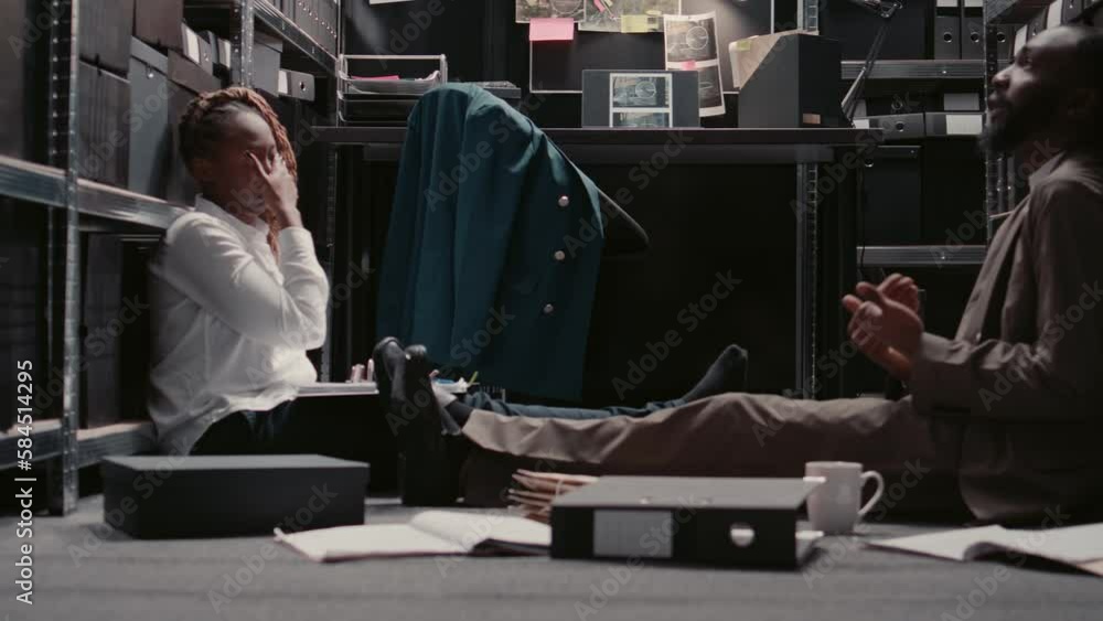 Vidéo Stock Team of investigators conducting private investigation in ...