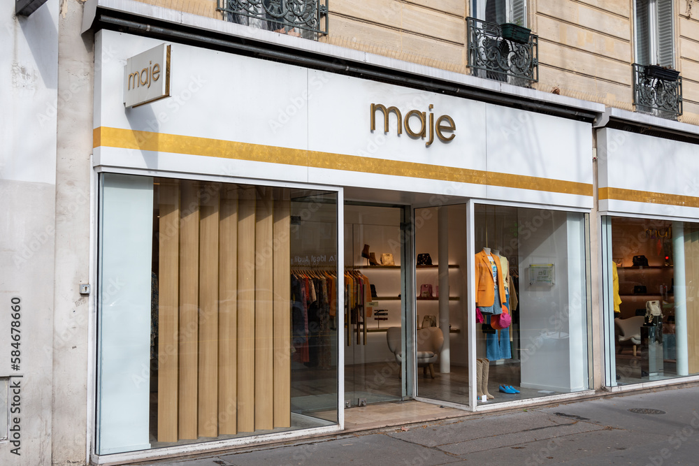 Foto Stock Paris, France - 23 mars 2023: Vue extérieure d'une boutique ...