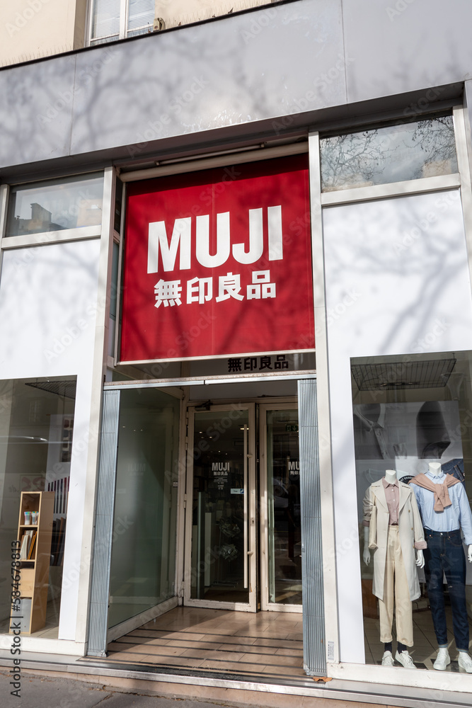 Paris, France - 23 mars 2023: Vue extérieure d'un magasin Muji, chaîne japonaise de magasins ...