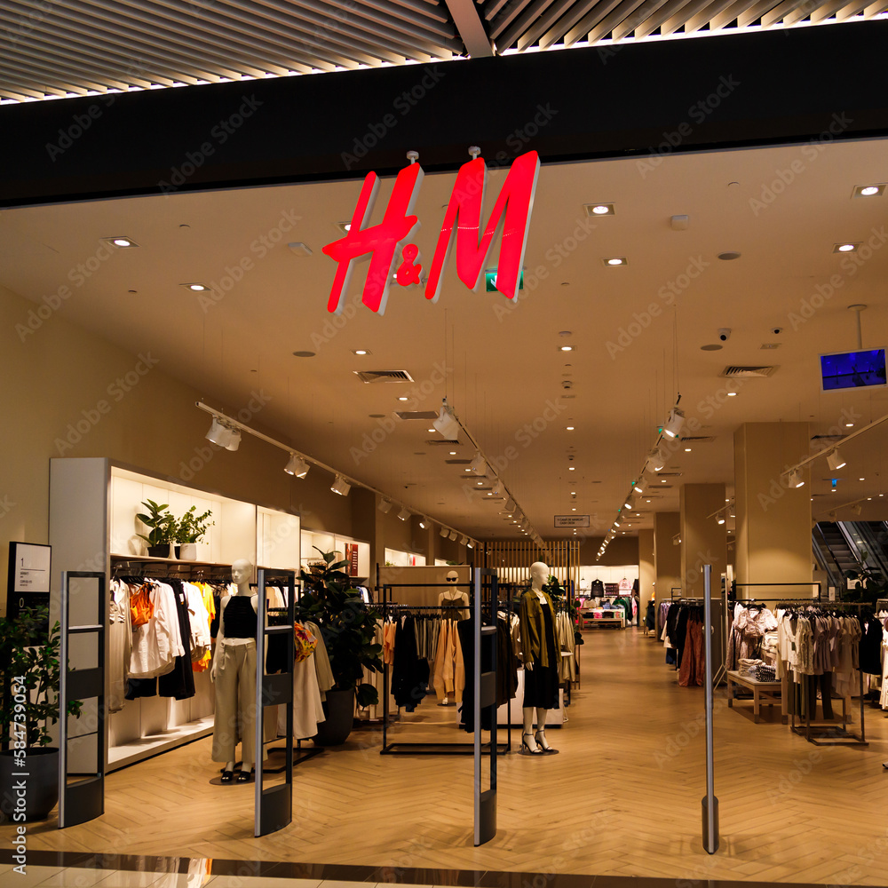 Foto de Sibiu, Romania - May, 2 2022: HM clothing store front in ...