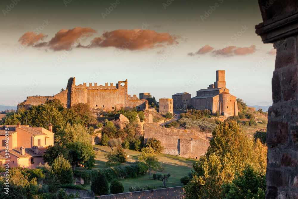 Tuscania, Viterbo. Veduta verso il castello e la chiesa di San Pietro ...