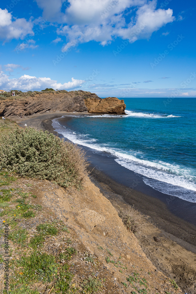 Plage de sable noir et falaises volcaniques du Cap d'Agde Stock Photo ...