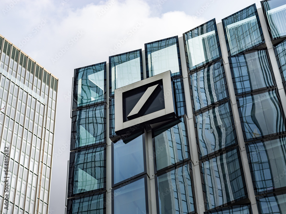 Foto de FRANKFURT, GERMANY - 20. March 2023: Deutsche Bank logo sign on ...