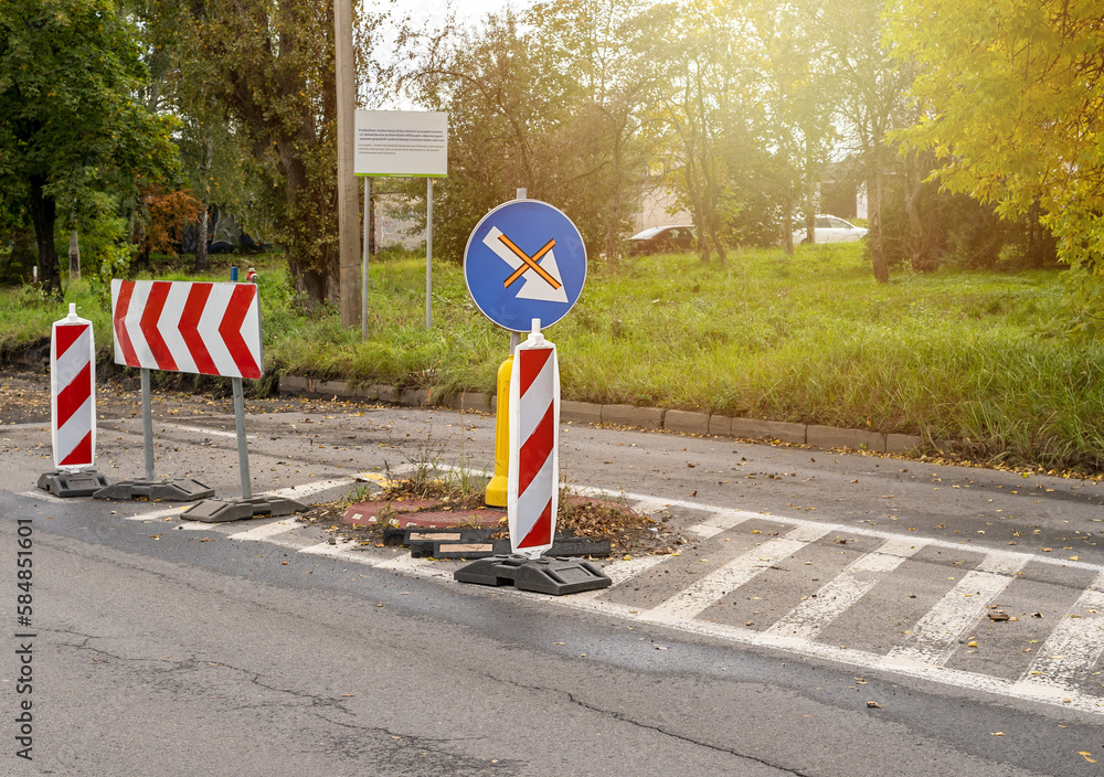 Foto de Stop sign on the road. Road closed sign. Construction ...