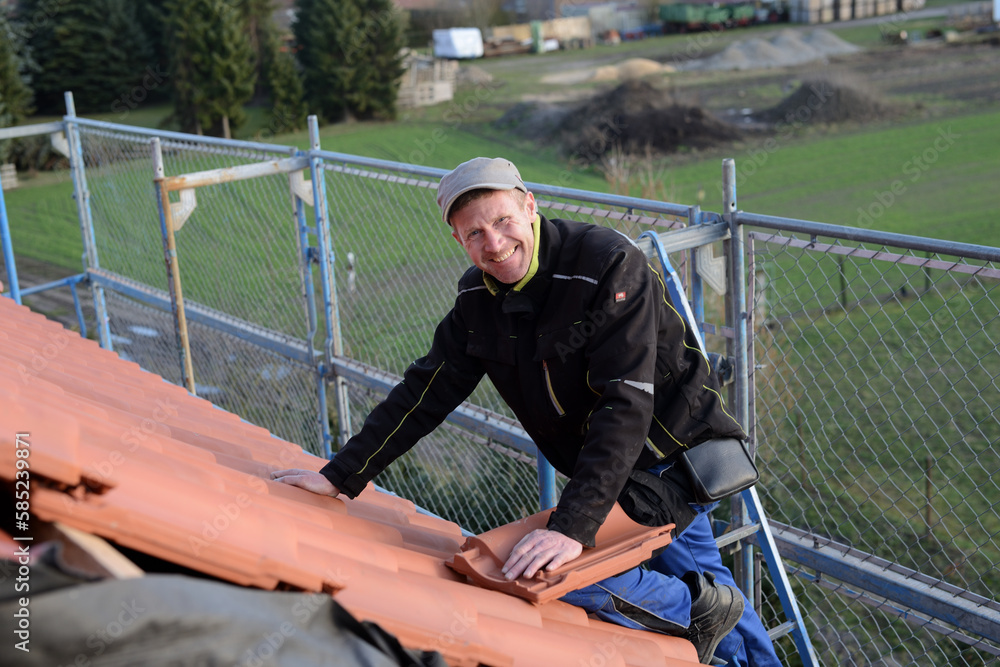Freudiger Facharbeiter Dachdecker Geselle mit Spaß bei der Arbeit auf ...
