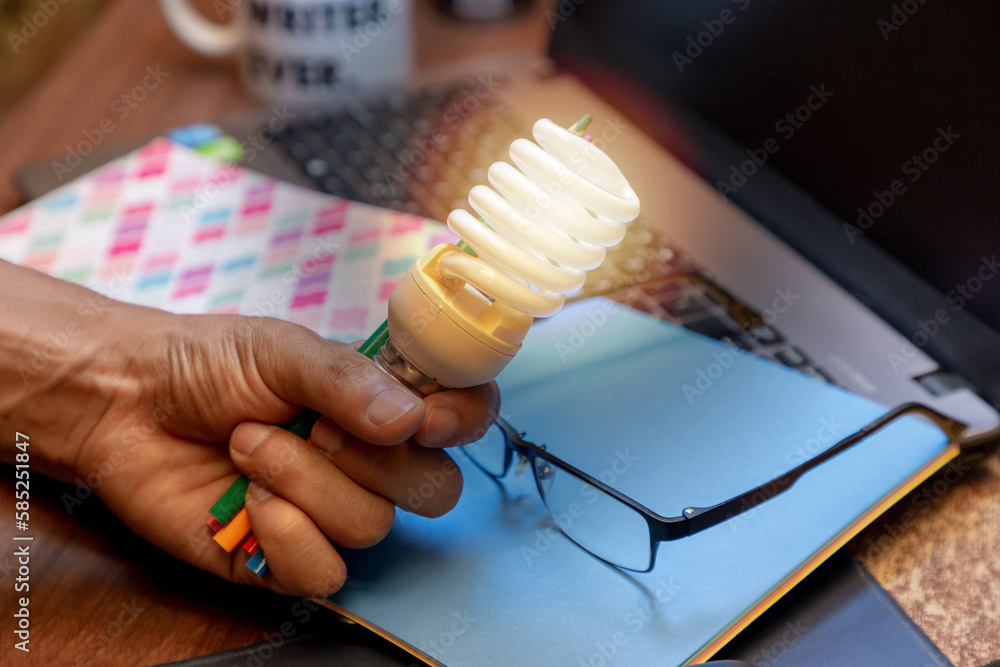 Foto de FOCO ENCENDIDO EN EL CENTRO DE UNA PANTALLA DE UN PORTÁTIL Y ...