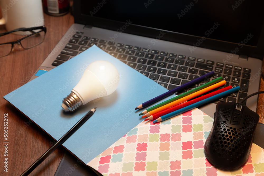 Foto de FOCO ENCENDIDO EN EL CENTRO DE UNA PANTALLA DE UN PORTÁTIL Y ...