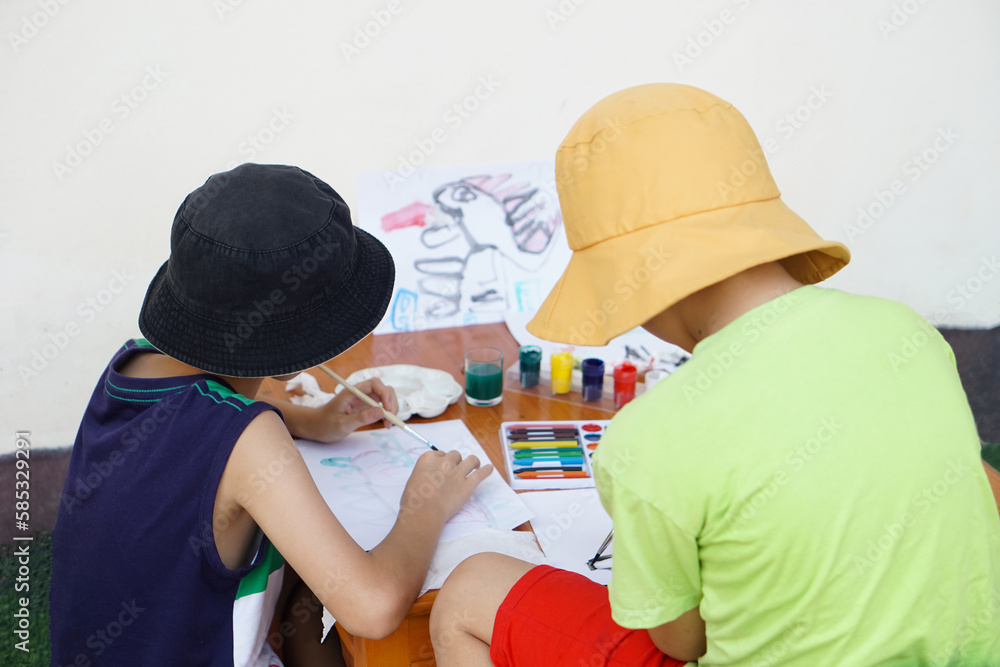 Foto de Students are studying art subject, drawing and painting ...