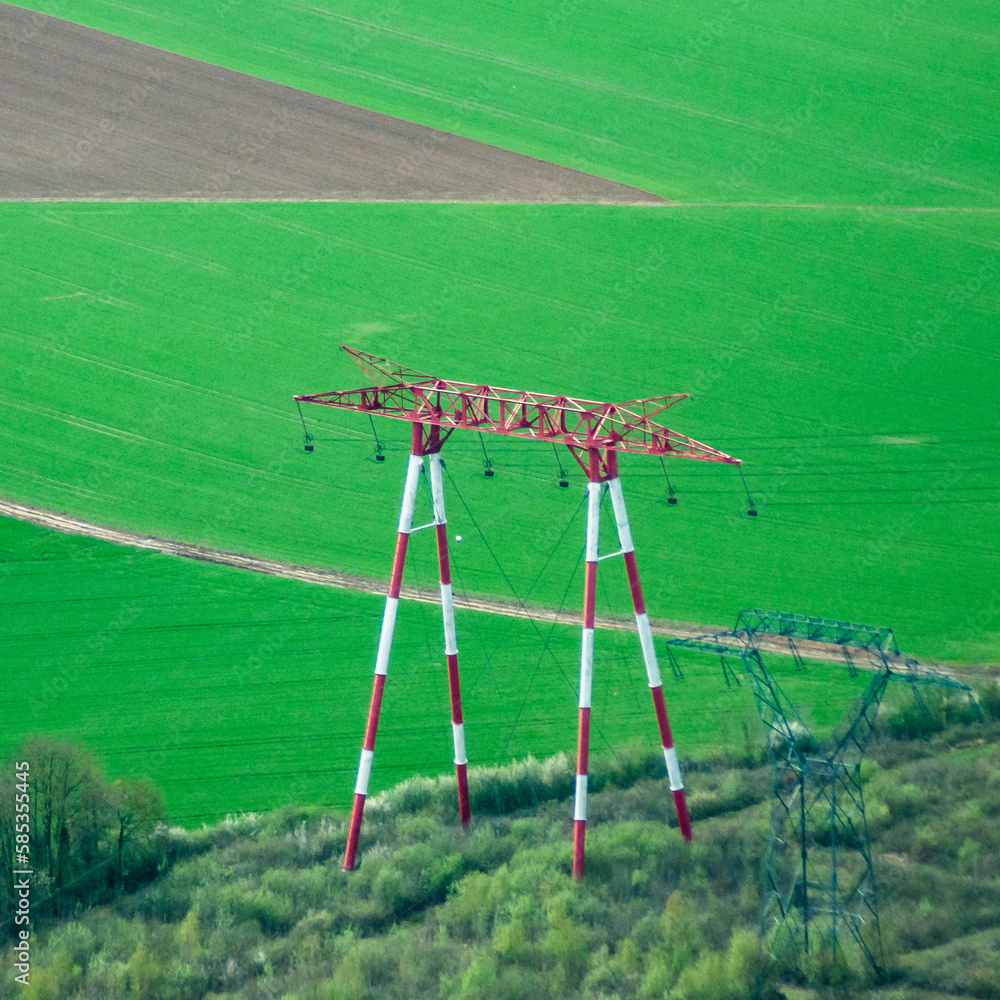 vue aérienne d'un poteau électrique dans les champs à Vernouillet en ...