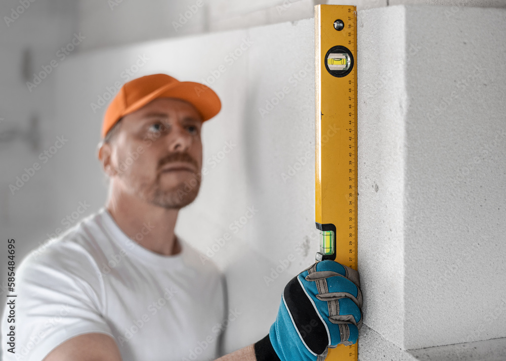 Fotografia do Stock: Measuring verticality using a spirit level ...