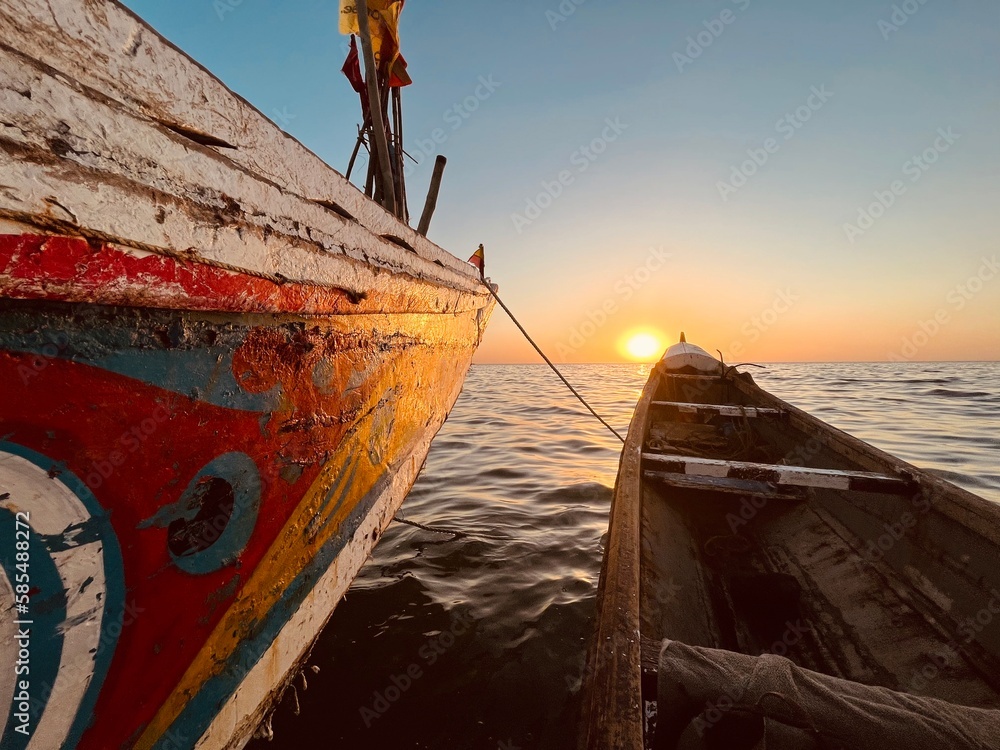 pirogue de pêche traditionnelle au Sénégal au couché de soleil 素材庫相片 ...