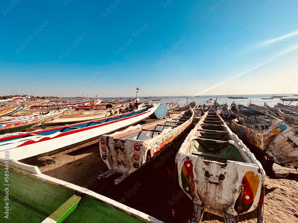 Pirogue traditionnel sur la plage au sénégal au port de Mbour Stock ...