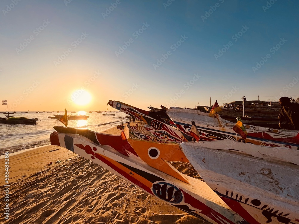 Poster Pirogue traditionnel sur la plage au sénégal au port de Mbour ...