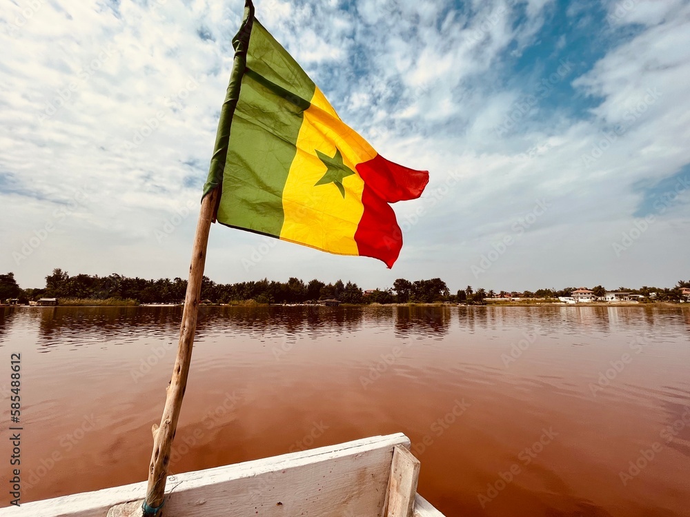 Pirogue traditionnelle sur le lac rose au sénégal Stock Photo | Adobe Stock