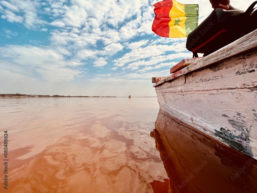 Pirogue traditionnelle sur le lac rose au sénégal Stock Photo | Adobe Stock