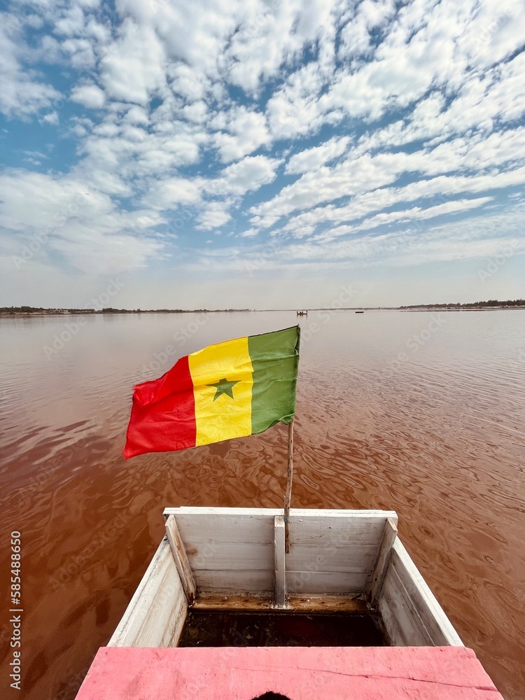 Pirogue traditionnelle sur le lac rose au sénégal Stock Photo | Adobe Stock