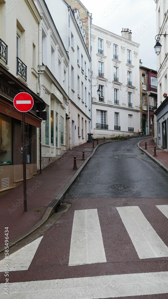Petite rue parisienne et ancienne, cité historique, tranquille et ...