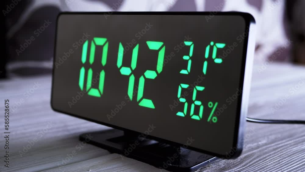 Vidéo Stock Digital Clock Showing Time on Green Display 10:42 AM ...