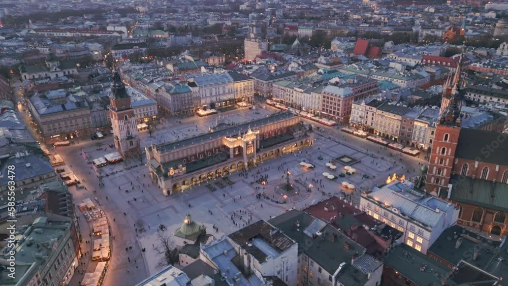 Vídeo do Stock: Krakow Main Market Square aerial view in the night ...