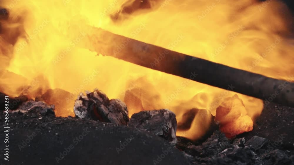 Vidéo Stock Lifting and checking the molten iron bar from the forging ...