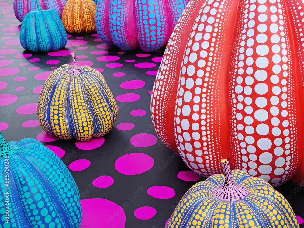 Foto de Dancing Pumpkins iconic by Japanese artist Yayoi Kusama display ...