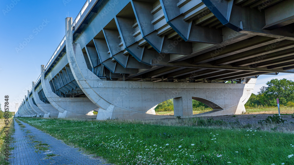 Foto de The Hohenwarthe trough bridge is the world's longest canal ...