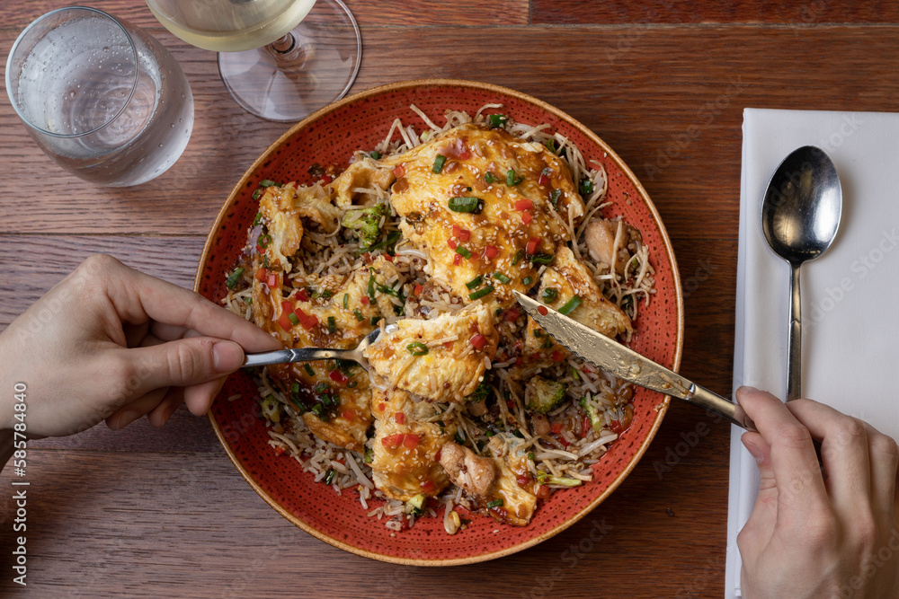 Arroz aeropuerto, comida peruana con arroz, verduras, huevo Stock Photo ...