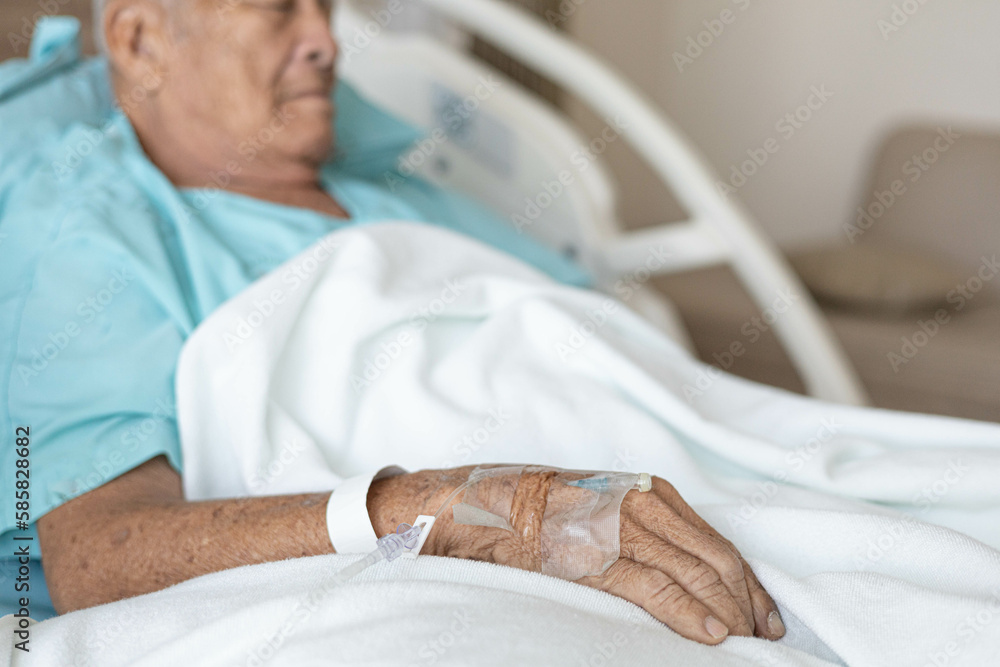 Foto de old patient hand with safety needle on back palm, senior man ...