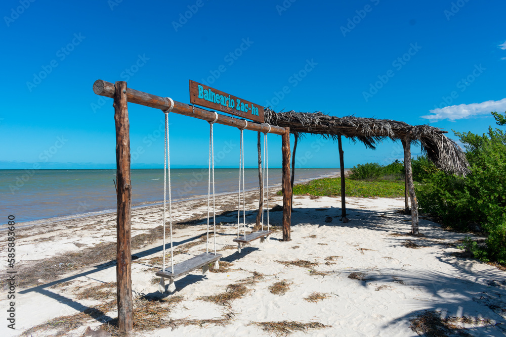Columpio en la playa de San Crisanto en el balneario Zac-Ha, en Yucatán ...