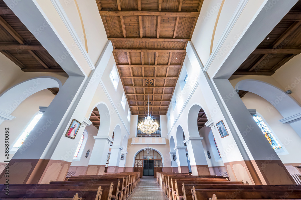 Foto de interior dome and looking up into a old gothic catholic church ...